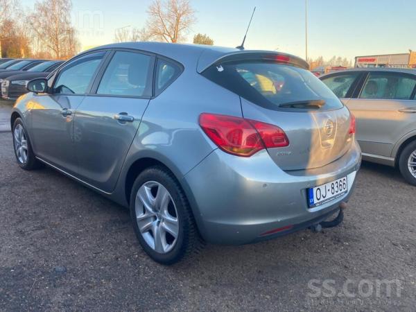 Opel Astra 2010 in Riga, with an engine capacity of 1.70 L and mileage of 284 thousand km for 3200 €, photo 4 on AUTOMOTO.COM.LV