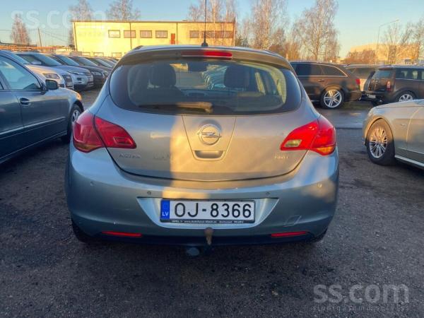 Opel Astra 2010 in Riga, with an engine capacity of 1.70 L and mileage of 284 thousand km for 3200 €, photo 5 on AUTOMOTO.COM.LV