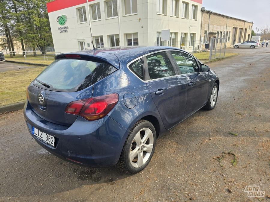 Opel Astra 2010 in Radviliskis, with an engine capacity of 2.00 L and mileage of 366 thousand km for 2650 €, photo 3 on AUTOMOTO.COM.LV