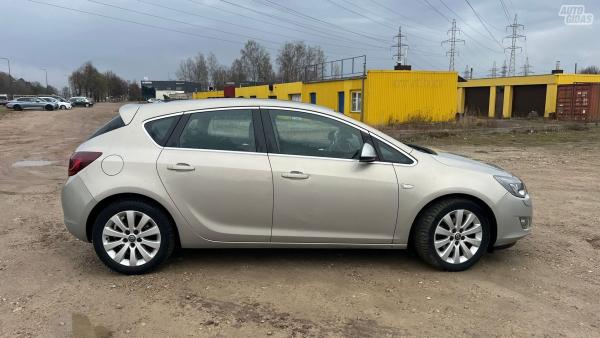 Opel Astra 2010 in Kaunas, with an engine capacity of 2.00 L and mileage of 223 thousand km for 4500 €, photo 2 on AUTOMOTO.COM.LV