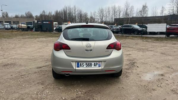 Opel Astra 2010 in Kaunas, with an engine capacity of 2.00 L and mileage of 223 thousand km for 4500 €, photo 4 on AUTOMOTO.COM.LV