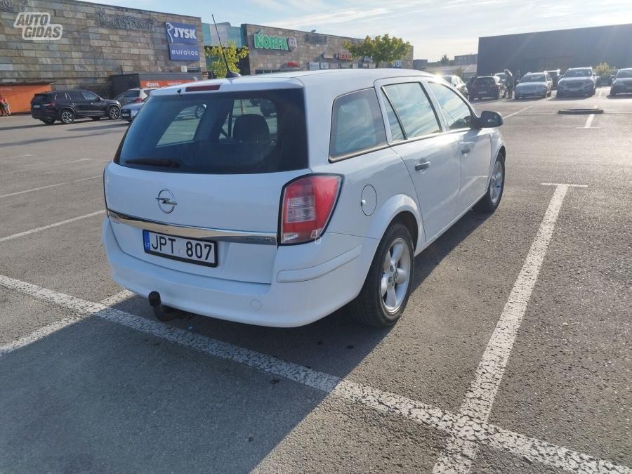 Opel Astra 2010 in Mazeikiai, with an engine capacity of 1.60 L and mileage of 245 thousand km for 1300 €, photo 4 on AUTOMOTO.COM.LV