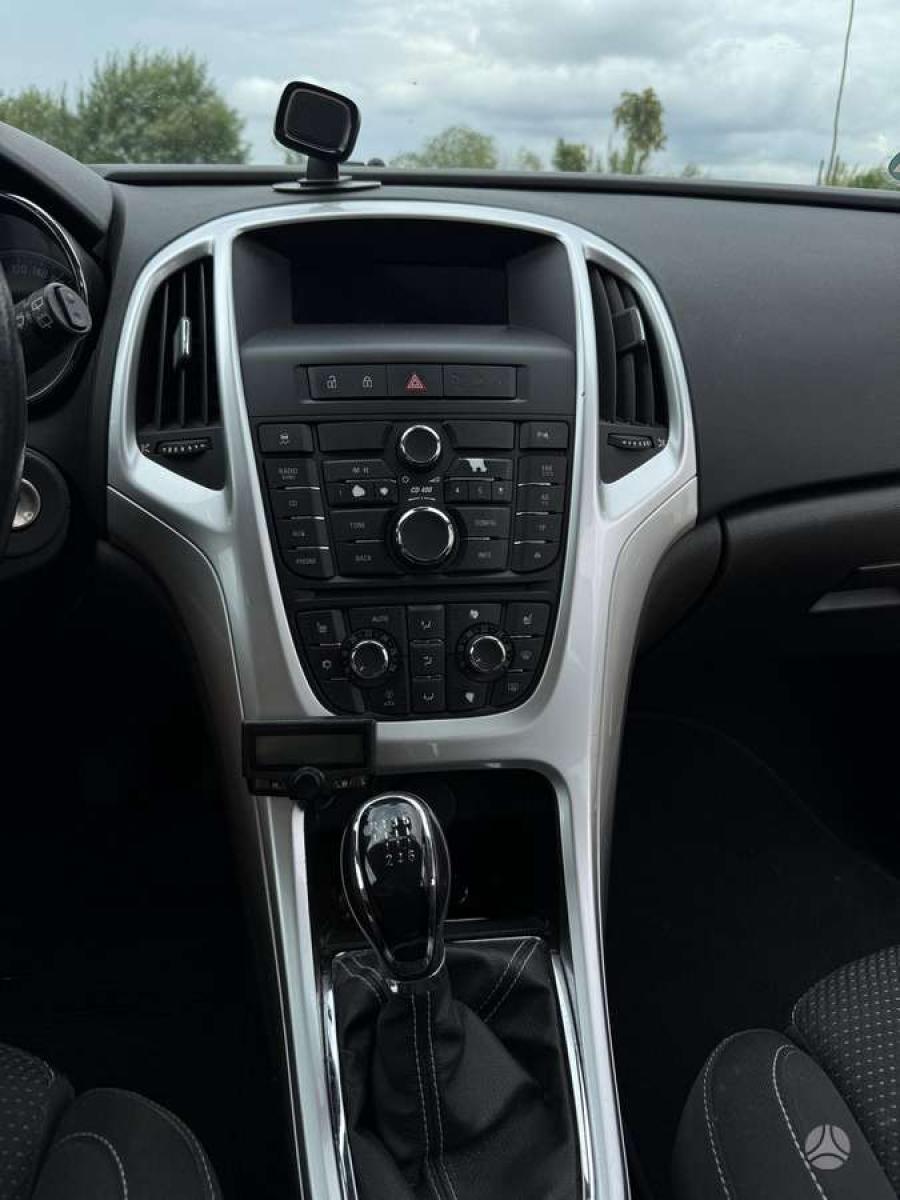 Opel Astra 2010 in Kaunas, with an engine capacity of 1.69 L and mileage of 213 thousand km for 2300 €, photo 7 on AUTOMOTO.COM.LV