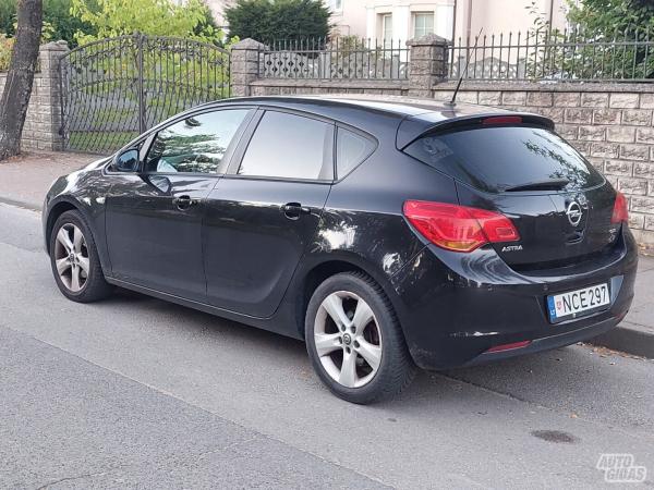 Opel Astra 2011 in Klaipeda, with an engine capacity of 1.70 L and mileage of 193 thousand km for 2500 €, photo 2 on AUTOMOTO.COM.LV