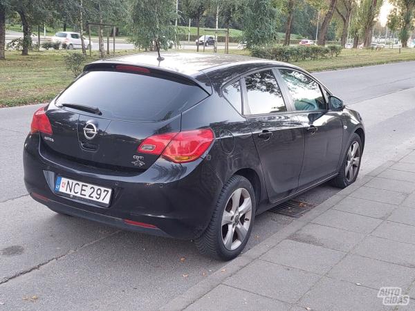 Opel Astra 2011 in Klaipeda, with an engine capacity of 1.70 L and mileage of 193 thousand km for 2500 €, photo 3 on AUTOMOTO.COM.LV