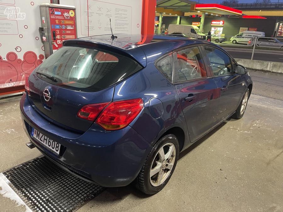 Opel Astra 2011 in Klaipeda, with an engine capacity of 1.70 L and mileage of 260 thousand km for 2200 €, photo 3 on AUTOMOTO.COM.LV