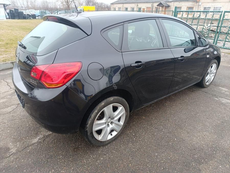 Opel Astra 2011 in Kretinga, with an engine capacity of 1.40 L and mileage of 182 thousand km for 3750 €, photo 3 on AUTOMOTO.COM.LV
