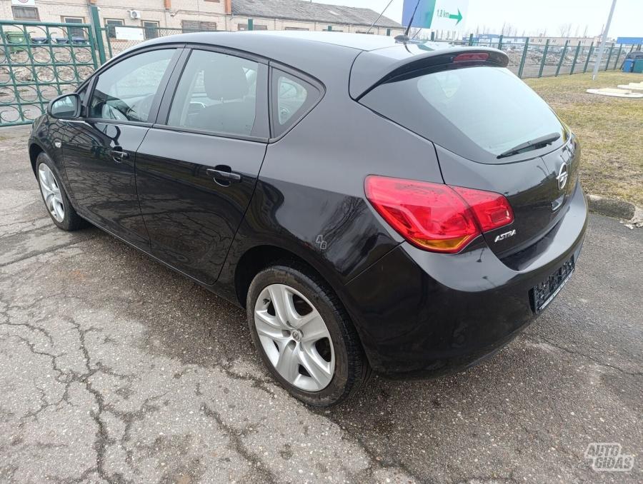 Opel Astra 2011 in Kretinga, with an engine capacity of 1.40 L and mileage of 182 thousand km for 3750 €, photo 4 on AUTOMOTO.COM.LV