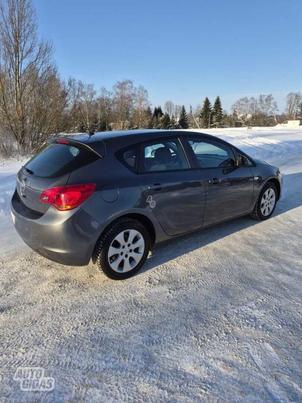 Opel Astra 2011 in Kelme, with an engine capacity of 1.70 L and mileage of 240 thousand km for 2600 €, photo 4 on AUTOMOTO.COM.LV