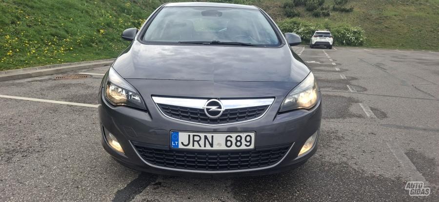 Opel Astra 2011 in Vilnius, with an engine capacity of 1.70 L and mileage of 289 thousand km for 2450 €, photo 3 on AUTOMOTO.COM.LV