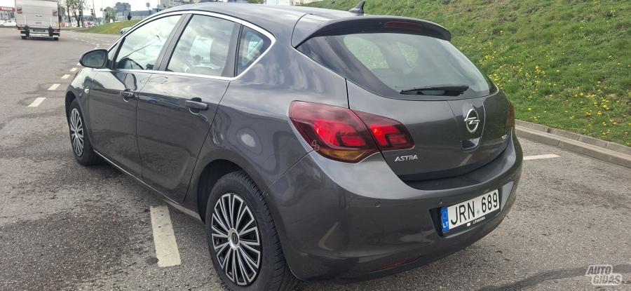 Opel Astra 2011 in Vilnius, with an engine capacity of 1.70 L and mileage of 289 thousand km for 2450 €, photo 8 on AUTOMOTO.COM.LV
