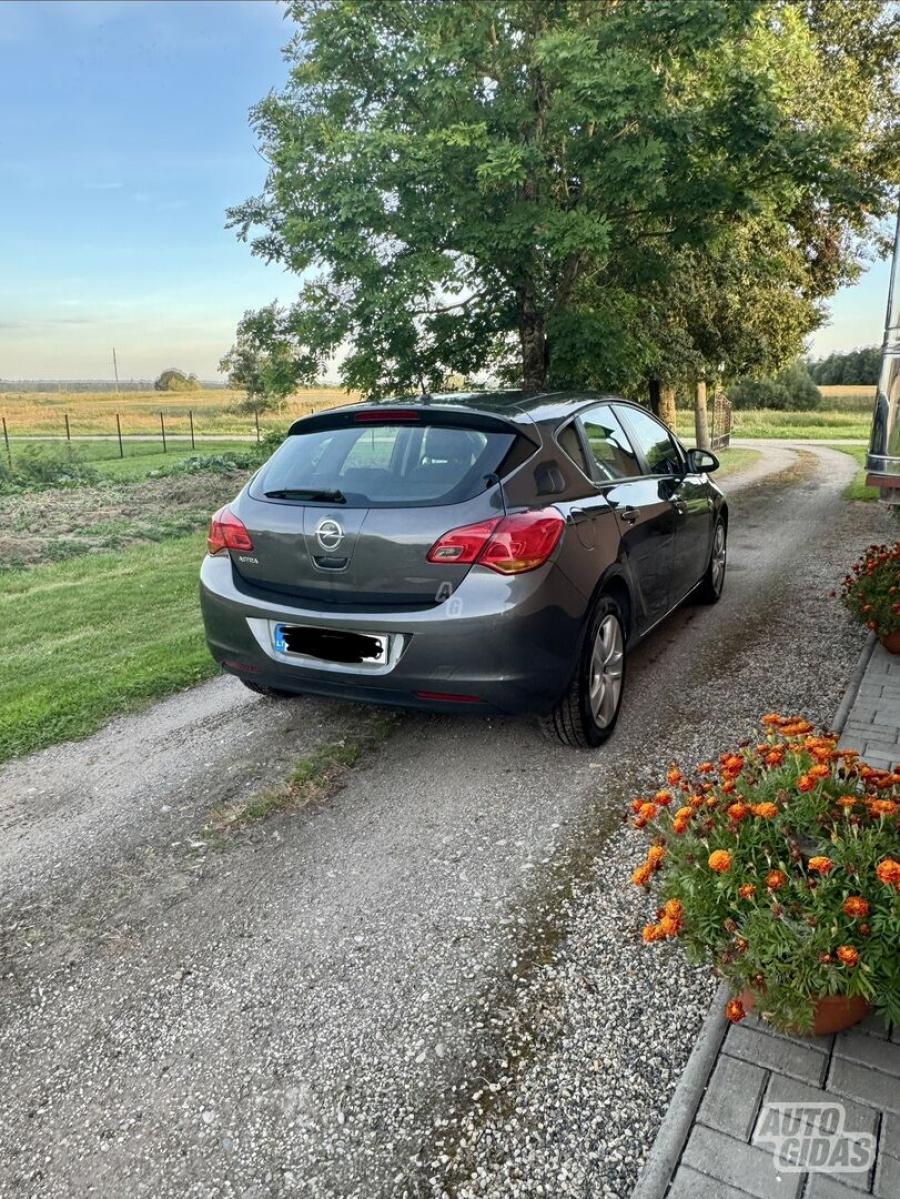 Opel Astra 2011 in Raseiniai, with an engine capacity of 1.40 L and mileage of 215 thousand km for 1600 €, photo 5 on AUTOMOTO.COM.LV