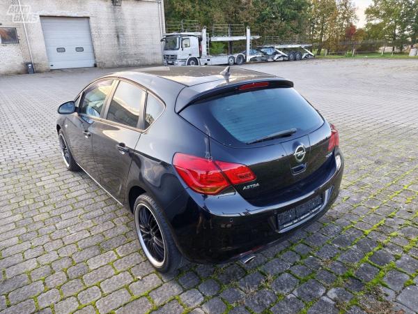 Opel Astra 2011 in Marijampole, with an engine capacity of 1.60 L and mileage of 284 thousand km for 1550 €, photo 3 on AUTOMOTO.COM.LV