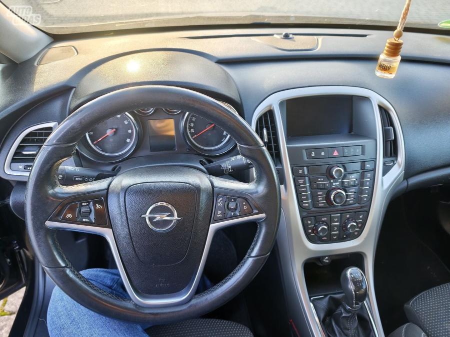 Opel Astra 2011 in Marijampole, with an engine capacity of 1.60 L and mileage of 284 thousand km for 1550 €, photo 9 on AUTOMOTO.COM.LV
