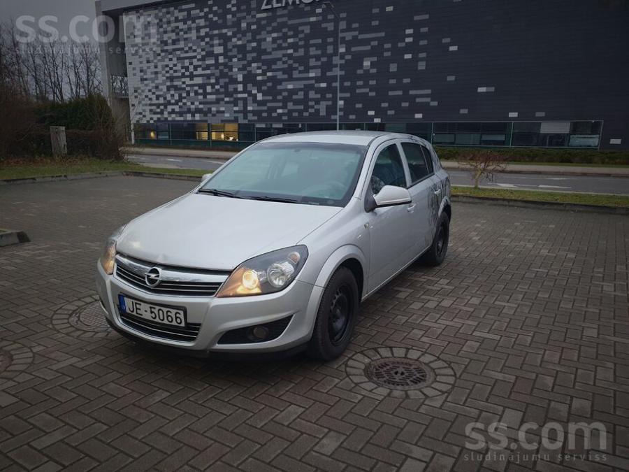 Opel Astra 2013 in Jelgava, with an engine capacity of 1.60 L and mileage of 377 thousand km for 1950 €, photo 2 on AUTOMOTO.COM.LV