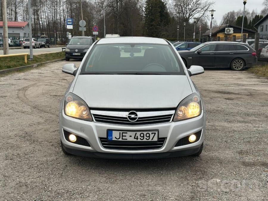 Opel Astra 2013 in Riga, with an engine capacity of 1.70 L and mileage of 255 thousand km for 1850 €, photo 2 on AUTOMOTO.COM.LV