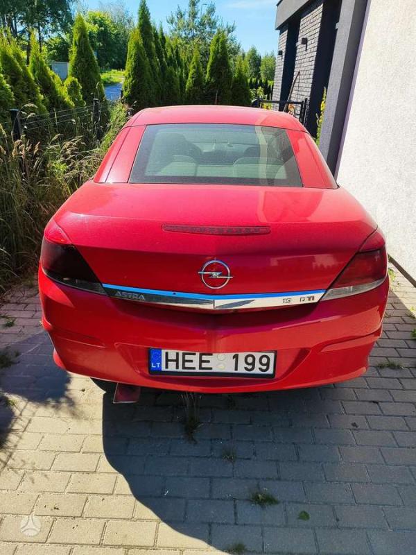 Red Opel Astra 2008 in Vilnius, with an engine capacity of 1.91 L and mileage of 259 thousand km for 1100 €, photo 4 on AUTOMOTO.COM.LV
