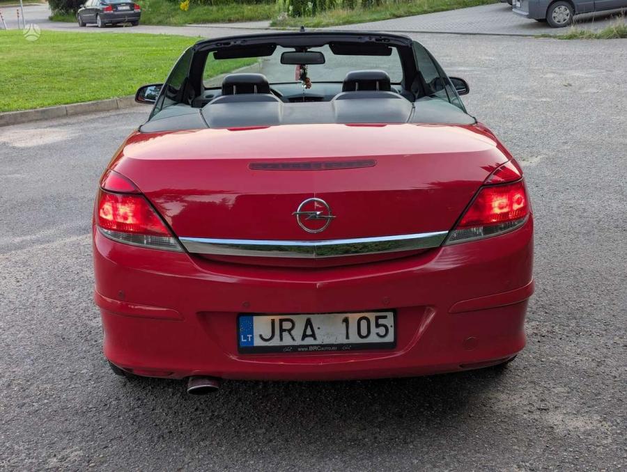 Red Opel Astra 2008 in Prienai, with an engine capacity of 1.90 L and mileage of 250 thousand km for 2150 €, photo 12 on AUTOMOTO.COM.LV