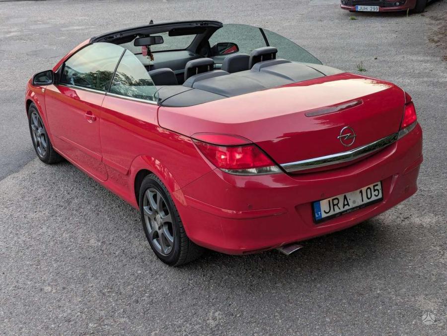 Red Opel Astra 2008 in Prienai, with an engine capacity of 1.90 L and mileage of 250 thousand km for 2150 €, photo 13 on AUTOMOTO.COM.LV