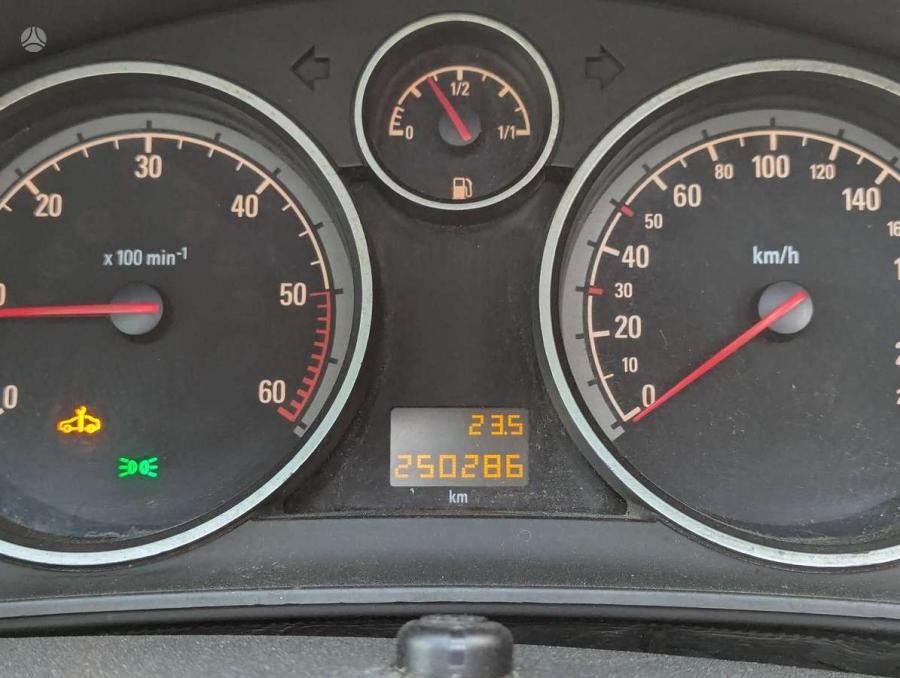 Red Opel Astra 2008 in Prienai, with an engine capacity of 1.90 L and mileage of 250 thousand km for 2150 €, photo 28 on AUTOMOTO.COM.LV