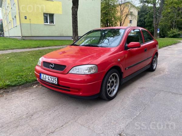 Red Opel Astra 2000 in Cesis, with an engine capacity of 1.60 L and mileage of 341 thousand km for 1350 €, photo 1 on AUTOMOTO.COM.LV