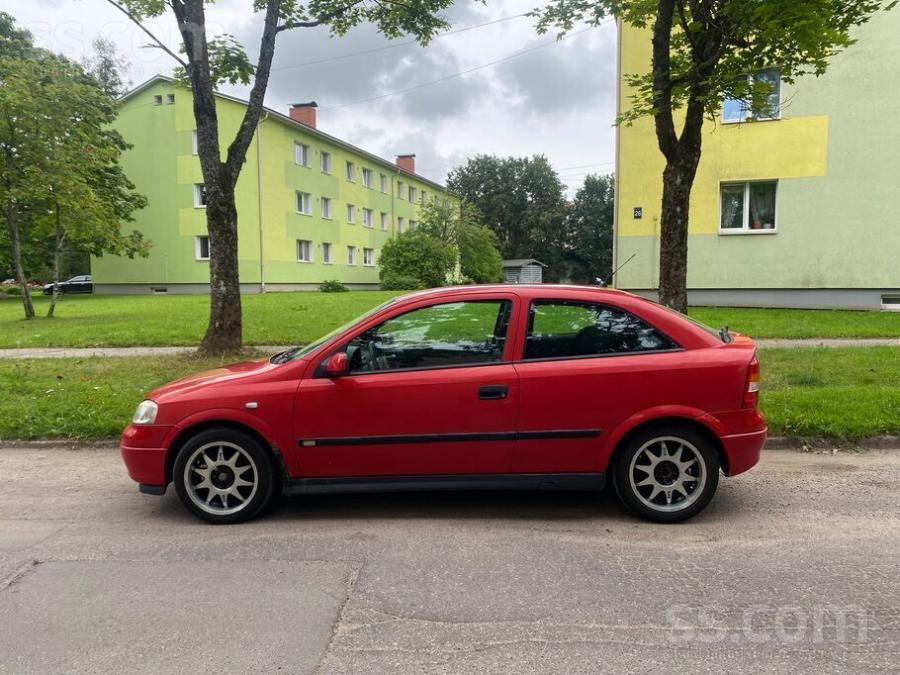 Red Opel Astra 2000 in Cesis, with an engine capacity of 1.60 L and mileage of 341 thousand km for 1350 €, photo 3 on AUTOMOTO.COM.LV