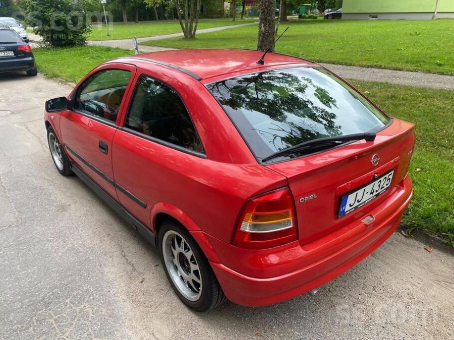 Red Opel Astra 2000 in Cesis, with an engine capacity of 1.60 L and mileage of 341 thousand km for 1350 €, photo 4 on AUTOMOTO.COM.LV