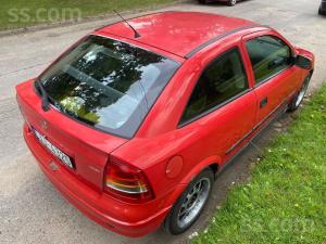 Red Opel Astra 2000 in Cesis, with an engine capacity of 1.60 L and mileage of 341 thousand km for 1350 €, photo 5 on AUTOMOTO.COM.LV