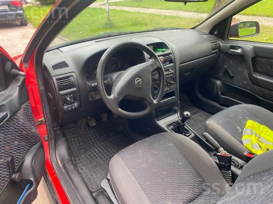 Red Opel Astra 2000 in Cesis, with an engine capacity of 1.60 L and mileage of 341 thousand km for 1350 €, photo 9 on AUTOMOTO.COM.LV