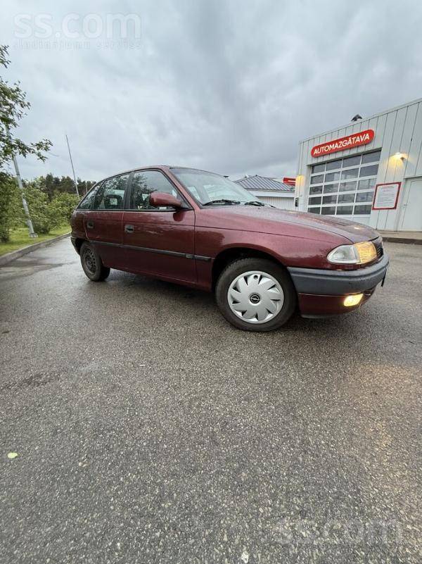 Sarkans Opel Astra 1995 Rīga, ar dzinēja tilpumu 1.60 L un nobraukumu 222 tūkst. km par 900 €, foto 2 vietnē AUTOMOTO.COM.LV