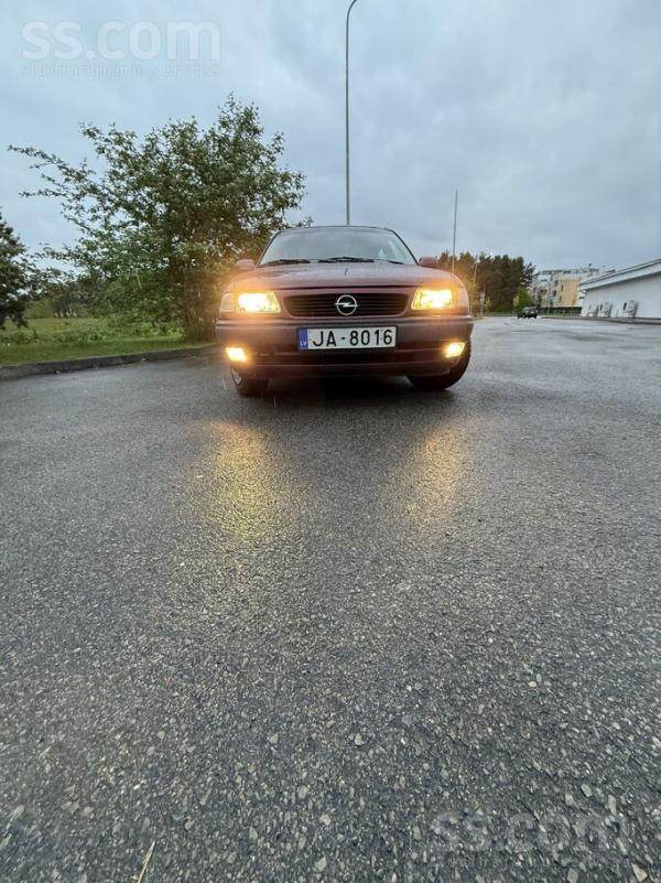 Sarkans Opel Astra 1995 Rīga, ar dzinēja tilpumu 1.60 L un nobraukumu 222 tūkst. km par 900 €, foto 4 vietnē AUTOMOTO.COM.LV