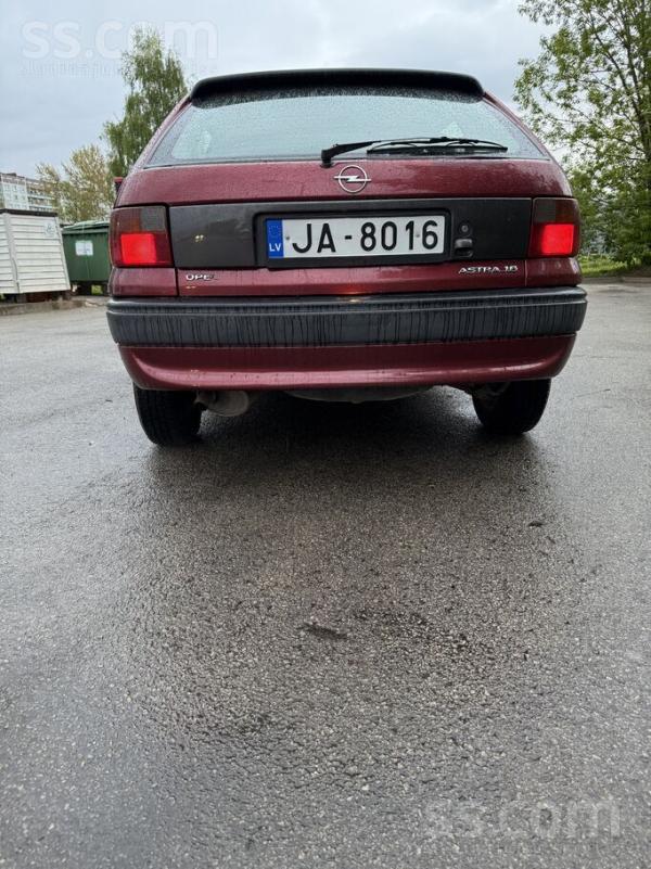 Sarkans Opel Astra 1995 Rīga, ar dzinēja tilpumu 1.60 L un nobraukumu 222 tūkst. km par 900 €, foto 8 vietnē AUTOMOTO.COM.LV