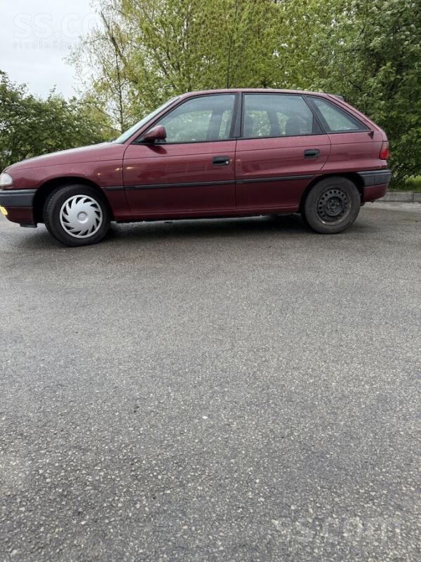 Sarkans Opel Astra 1995 Rīga, ar dzinēja tilpumu 1.60 L un nobraukumu 222 tūkst. km par 900 €, foto 9 vietnē AUTOMOTO.COM.LV