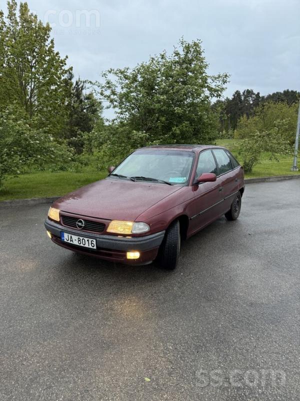 Sarkans Opel Astra 1995 Rīga, ar dzinēja tilpumu 1.60 L un nobraukumu 222 tūkst. km par 900 €, foto 10 vietnē AUTOMOTO.COM.LV