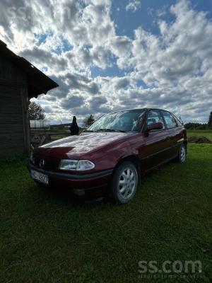 Sarkans Opel Astra 1997 Cēsis, ar dzinēja tilpumu 1.40 L un nobraukumu 220 tūkst. km par 500 €, foto  vietnē AUTOMOTO.COM.LV