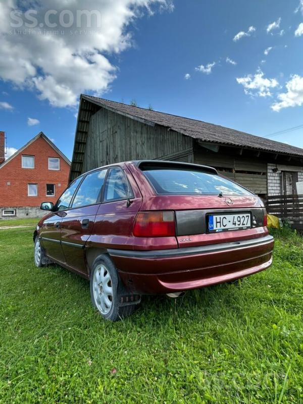 Red Opel Astra 1997 in Cesis, with an engine capacity of 1.40 L and mileage of 220 thousand km for 500 €, photo 2 on AUTOMOTO.COM.LV