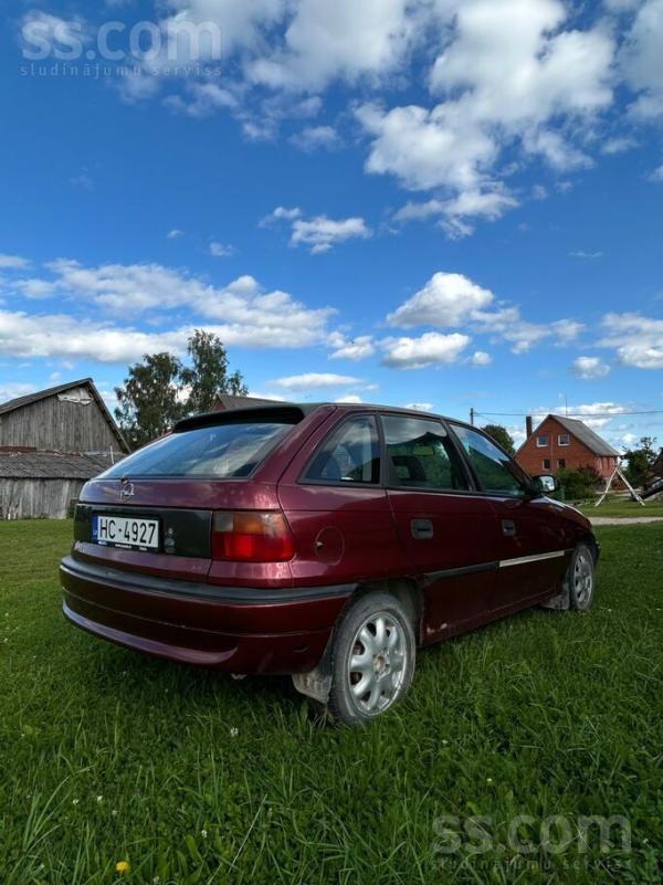 Red Opel Astra 1997 in Cesis, with an engine capacity of 1.40 L and mileage of 220 thousand km for 500 €, photo 3 on AUTOMOTO.COM.LV