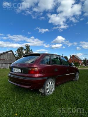Red Opel Astra 1997 in Cesis, with an engine capacity of 1.40 L and mileage of 220 thousand km for 500 €, photo 4 on AUTOMOTO.COM.LV