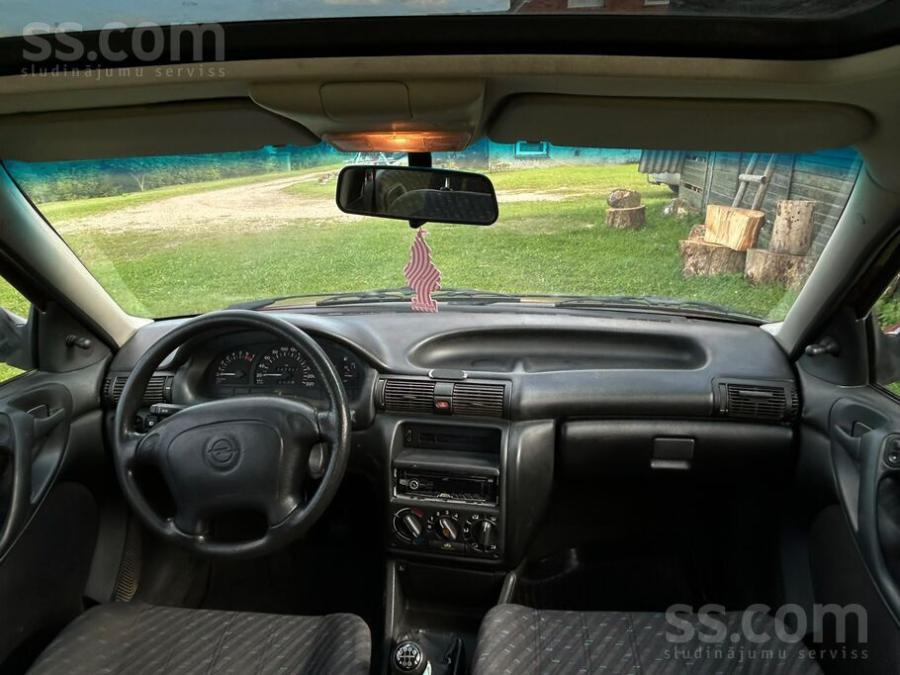 Red Opel Astra 1997 in Cesis, with an engine capacity of 1.40 L and mileage of 220 thousand km for 500 €, photo 5 on AUTOMOTO.COM.LV