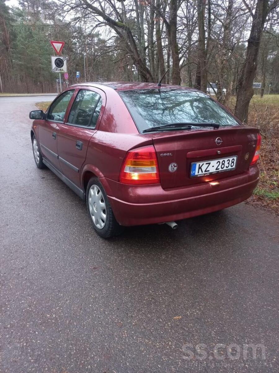 Red Opel Astra 1998 in Riga, with an engine capacity of 1.60 L and mileage of 215 thousand km for 849 €, photo 4 on AUTOMOTO.COM.LV