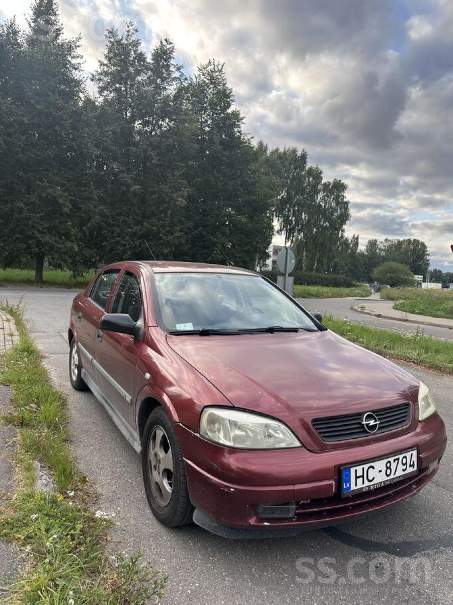 Red Opel Astra 1999 in Riga, with an engine capacity of 1.60 L and mileage of 330 thousand km for 900 €, photo 1 on AUTOMOTO.COM.LV