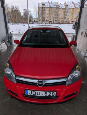 Red Opel Astra 2004 in Vilnius, with an engine capacity of 2.00 L and mileage of 215 thousand km for 900 €, photo 2 on AUTOMOTO.COM.LV