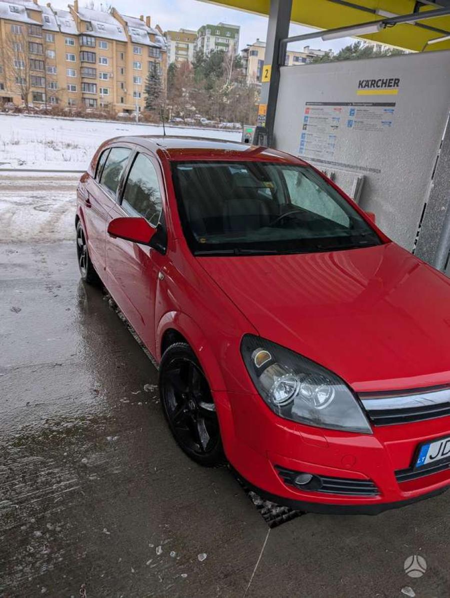 Red Opel Astra 2004 in Vilnius, with an engine capacity of 2.00 L and mileage of 215 thousand km for 900 €, photo 3 on AUTOMOTO.COM.LV