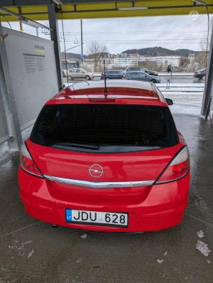 Red Opel Astra 2004 in Vilnius, with an engine capacity of 2.00 L and mileage of 215 thousand km for 900 €, photo 4 on AUTOMOTO.COM.LV