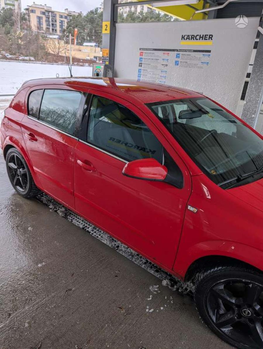 Red Opel Astra 2004 in Vilnius, with an engine capacity of 2.00 L and mileage of 215 thousand km for 900 €, photo 5 on AUTOMOTO.COM.LV