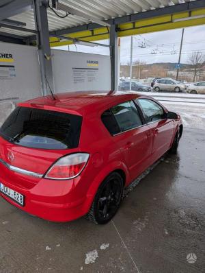 Red Opel Astra 2004 in Vilnius, with an engine capacity of 2.00 L and mileage of 215 thousand km for 900 €, photo 6 on AUTOMOTO.COM.LV