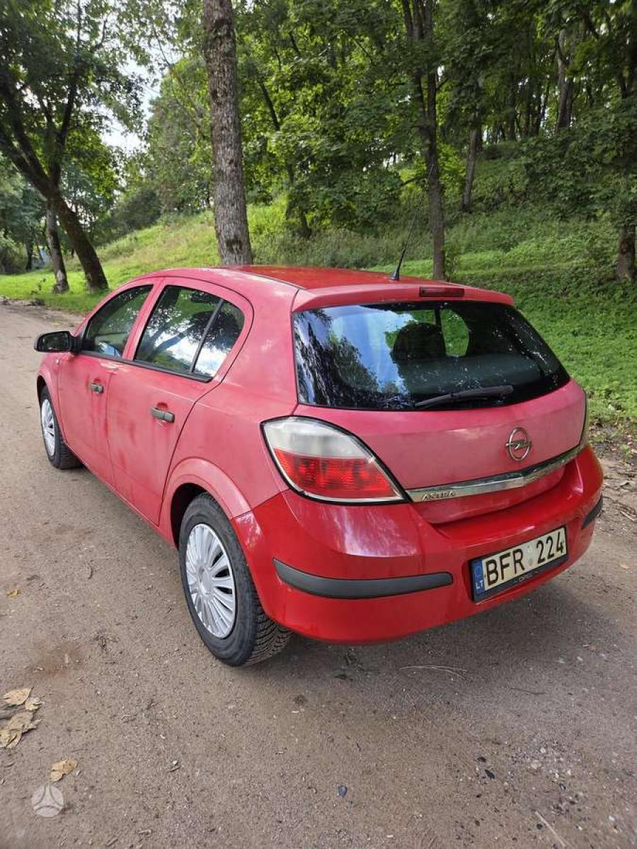 Red Opel Astra 2005 in Vilnius, with an engine capacity of 1.60 L and mileage of 147 thousand km for 799 €, photo 3 on AUTOMOTO.COM.LV