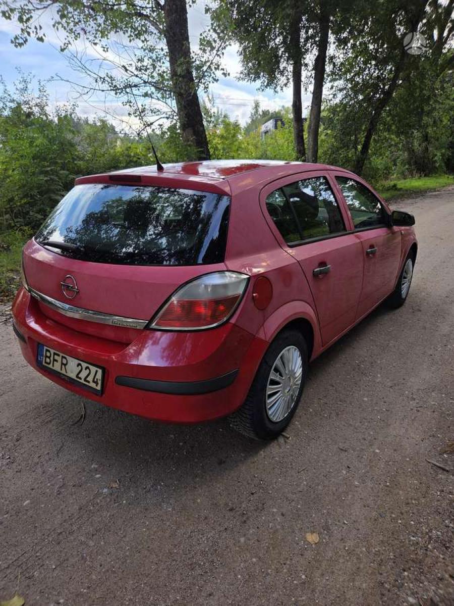 Red Opel Astra 2005 in Vilnius, with an engine capacity of 1.60 L and mileage of 147 thousand km for 799 €, photo 4 on AUTOMOTO.COM.LV
