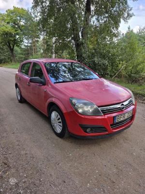 Red Opel Astra 2005 in Vilnius, with an engine capacity of 1.60 L and mileage of 147 thousand km for 799 €, photo 5 on AUTOMOTO.COM.LV