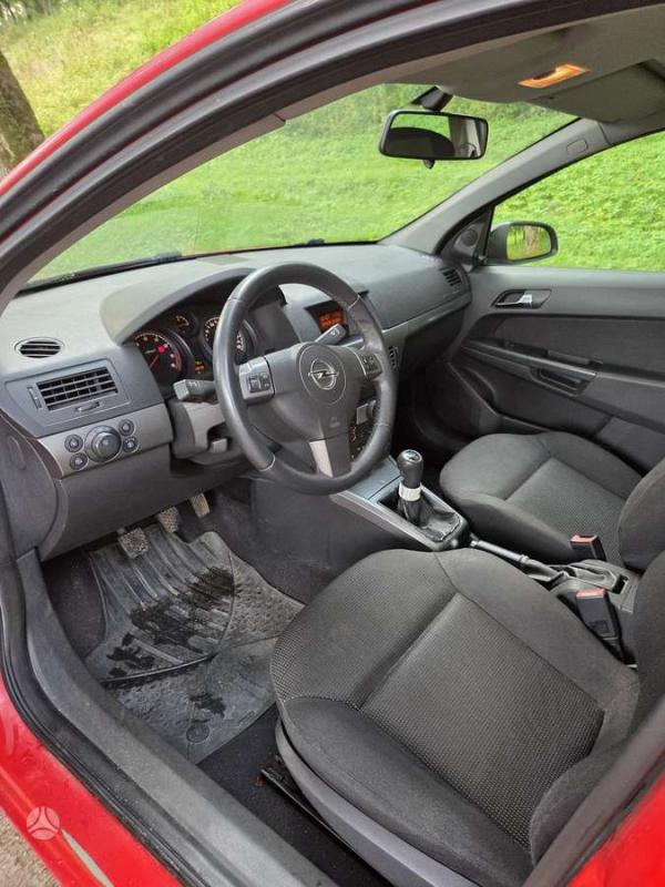 Red Opel Astra 2005 in Vilnius, with an engine capacity of 1.60 L and mileage of 147 thousand km for 799 €, photo 7 on AUTOMOTO.COM.LV